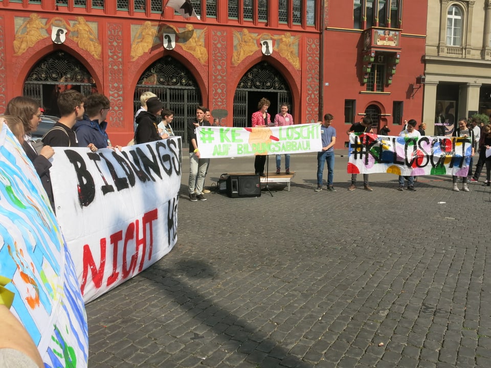 Schülerdemo in Basel - Protest gegen Sparen bei der Bildung - News - SRF