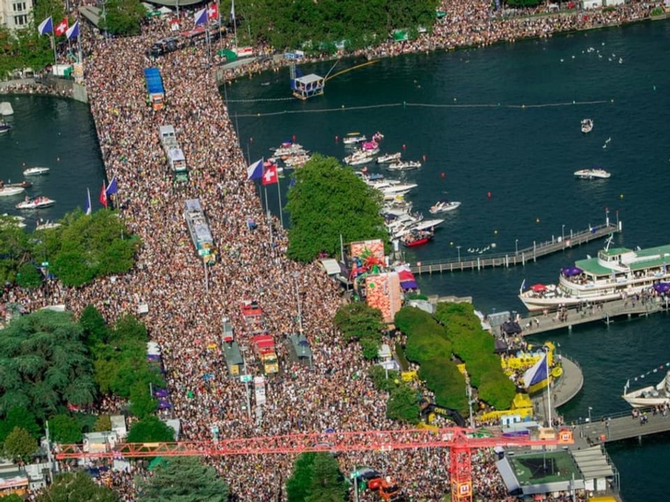 29. Street Parade - 900'000 Menschen tanzen durch Zürichs Strassen ...