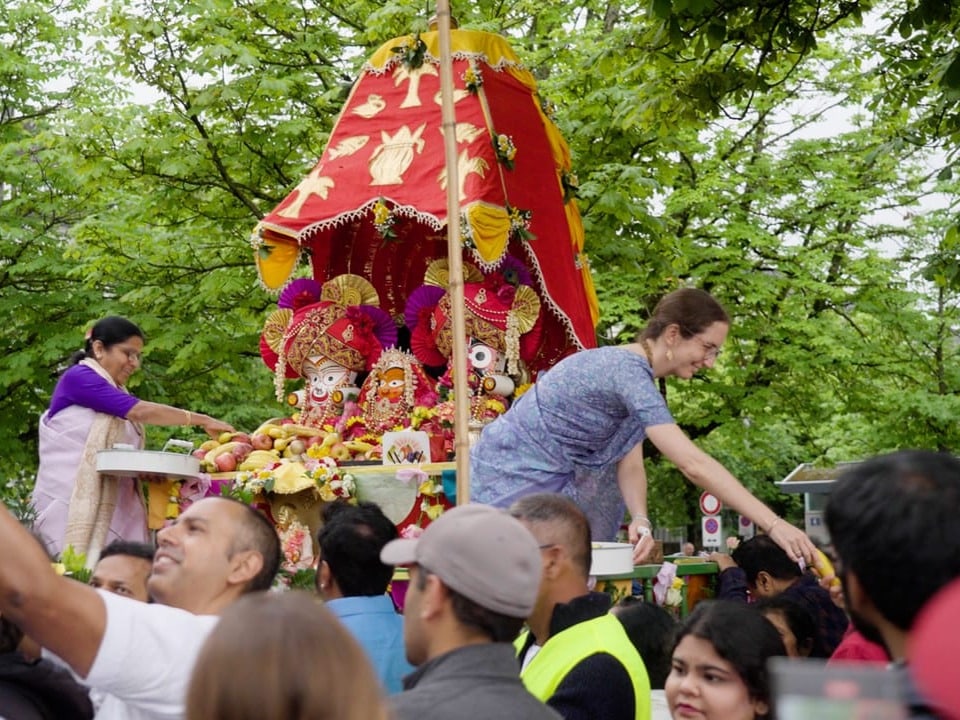 Hare-Krishna-Mönch Damodar: Deshalb lebt der Schweizer im Tempel - News ...