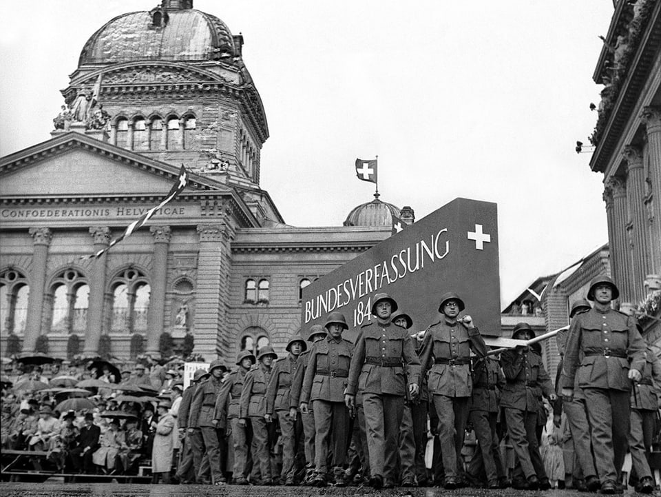 175 Jahre Bundesverfassung - Agenten und Hunde: einzigartiger Einblick in Bundesbern - News - SRF