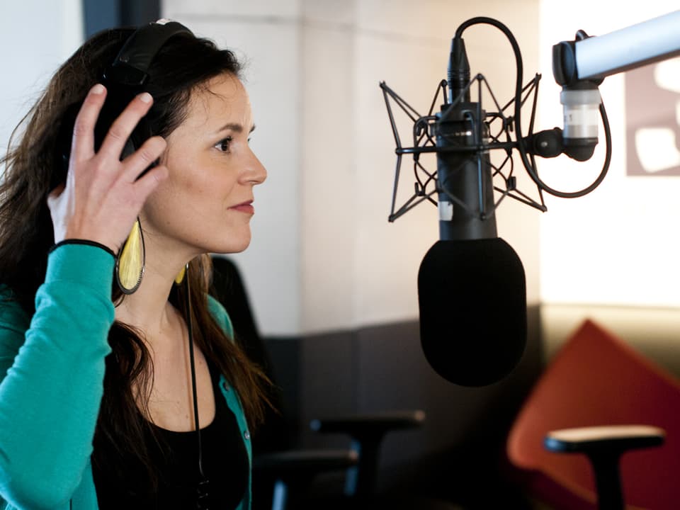 Musik - Video: Caroline Chevin singt «Hey World» bei SRF 3 - Radio SRF ...