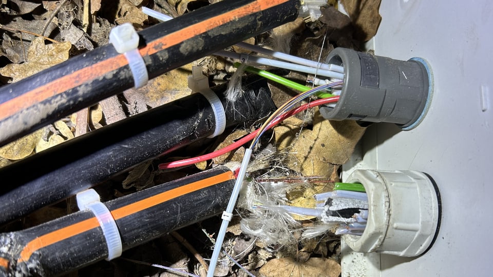 Zerschnittene Glasfaserkabel - Nach Sabotage in Rheinfelden: Wie sicher ...