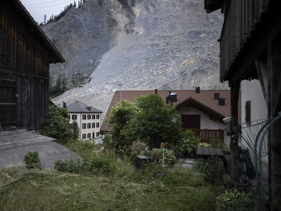 Augenschein in Bündner Dorf - Berg in Brienz beruhigt sich – Entwarnung gibt es keine - News - SRF