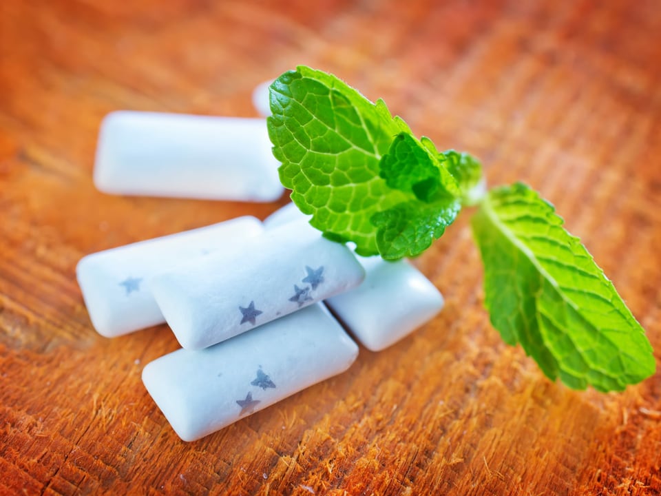 Geschichte des Kaugummis - Der erste Kaugummi war ein Klumpen aus ...