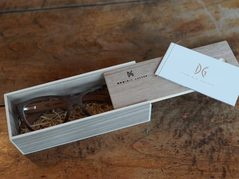 Dorfplatz - Filigran und einzigartig – Holzbrillen von Dominik Gasser ...