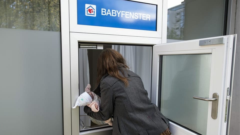 20 Jahre Babyfenster - Wie funktionieren Babyklappen in der Schweiz ...