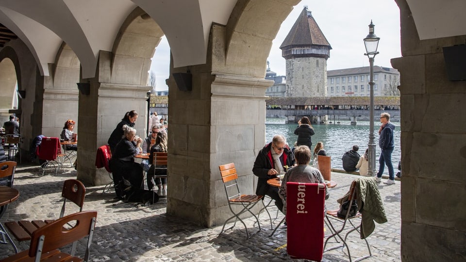 Kaufkraft stärken - Linksgrün fordert 173 Franken Sackgeld für alle in Luzern - News - SRF