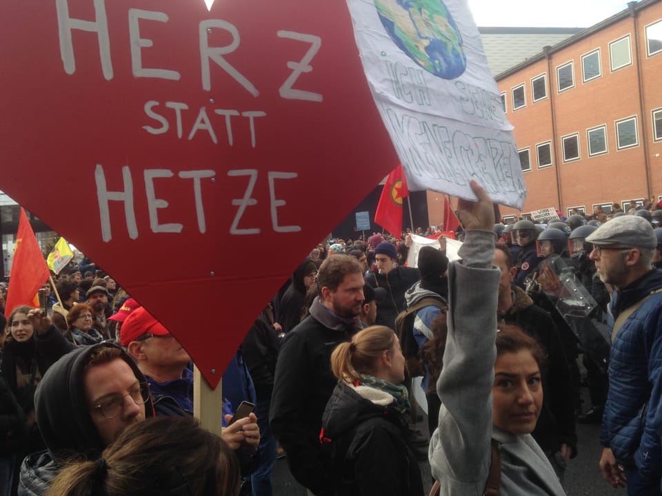 Mehrere Demos in Basel - Polizei trennt Rechte und Linke auf dem ...