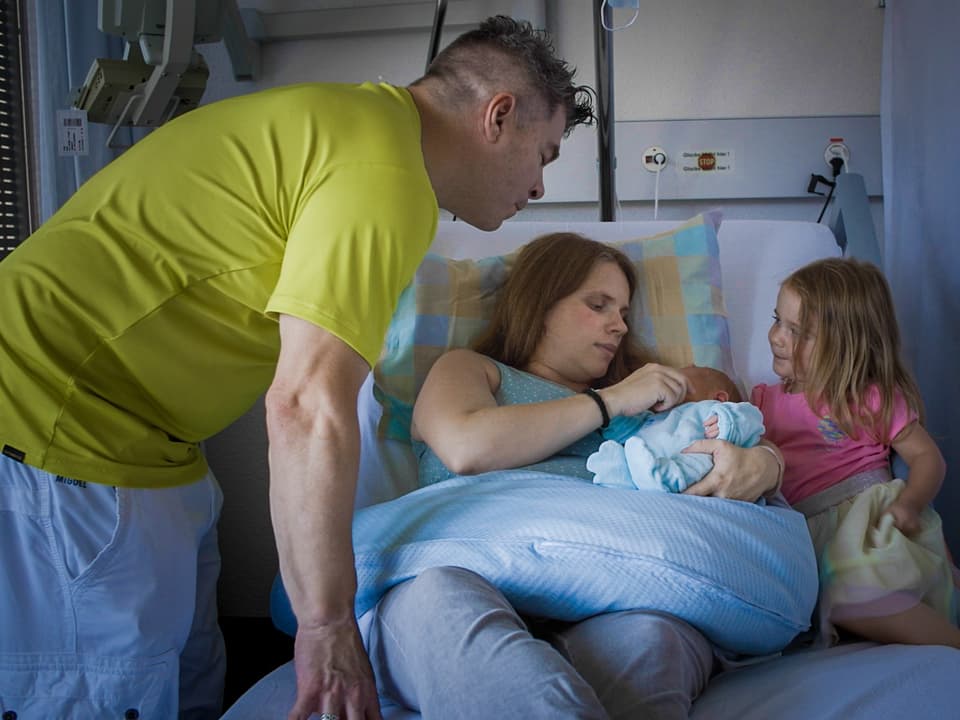 Sternenkinder: Wie leben Familien nach einer Stillgeburt weiter? - Dok - SRF