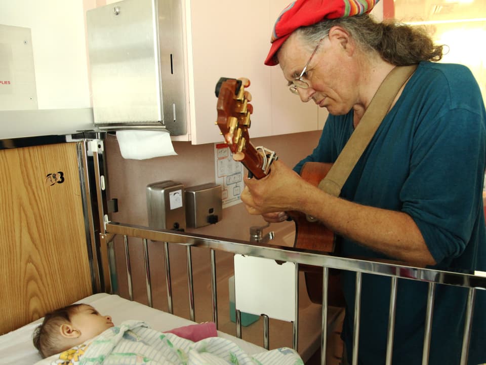Schweiz - Liedermacher Linard Bardill bei Bethlehems kranken Kindern ...