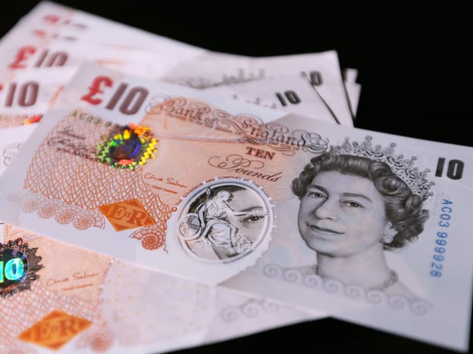 König auf englischen Banknoten - Das Antlitz Charles des III. ziert ...