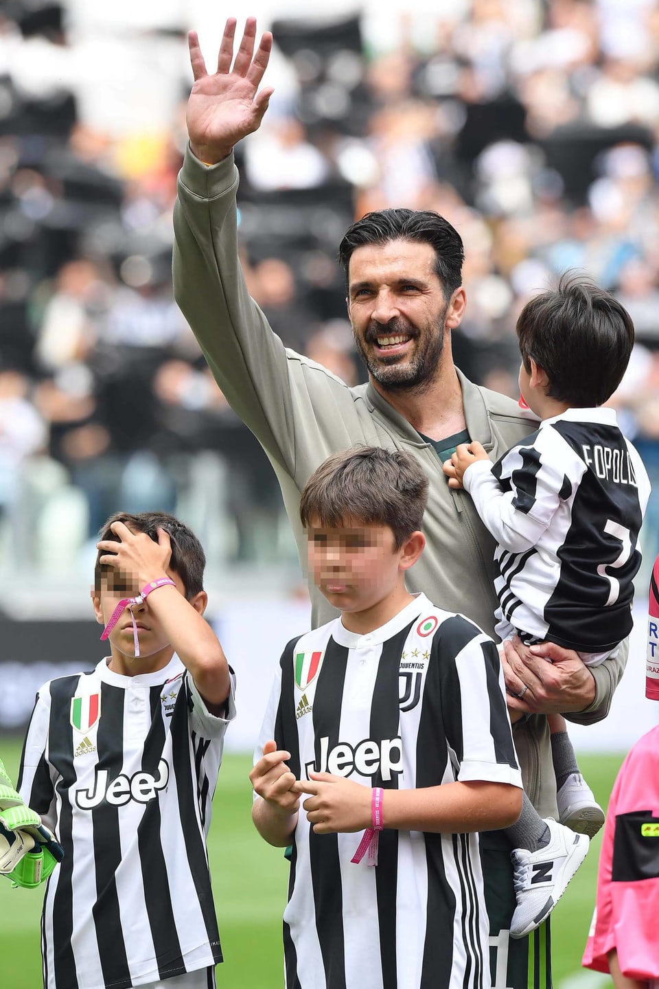 Tränenreicher Abschied - Buffons bewegende Dernière nach 656 Spielen ...