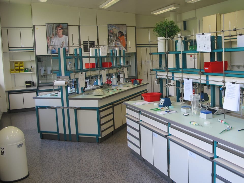 Jubiläum Novartis - Schüler experimentieren mit modernsten Apparaturen ...