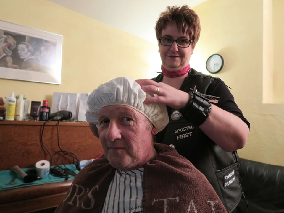 Coiffeuse für Randständige - «Wenn die Frisur stimmt, geht es auch der Psyche besser» - News - SRF