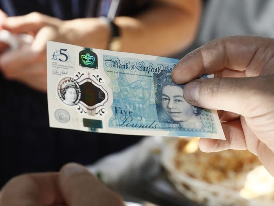 König auf englischen Banknoten - Das Antlitz Charles des III. ziert ...