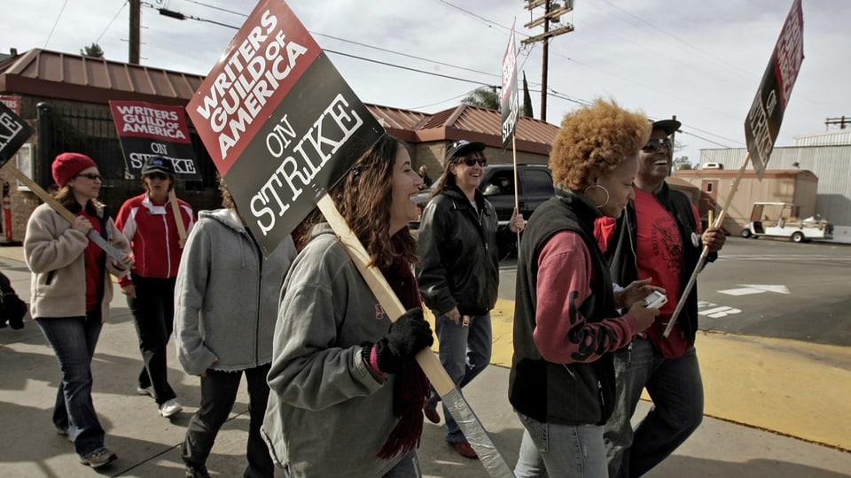 Streik in Hollywood - Drehbuchautoren nehmen Einigung mit den Studios an - News - SRF