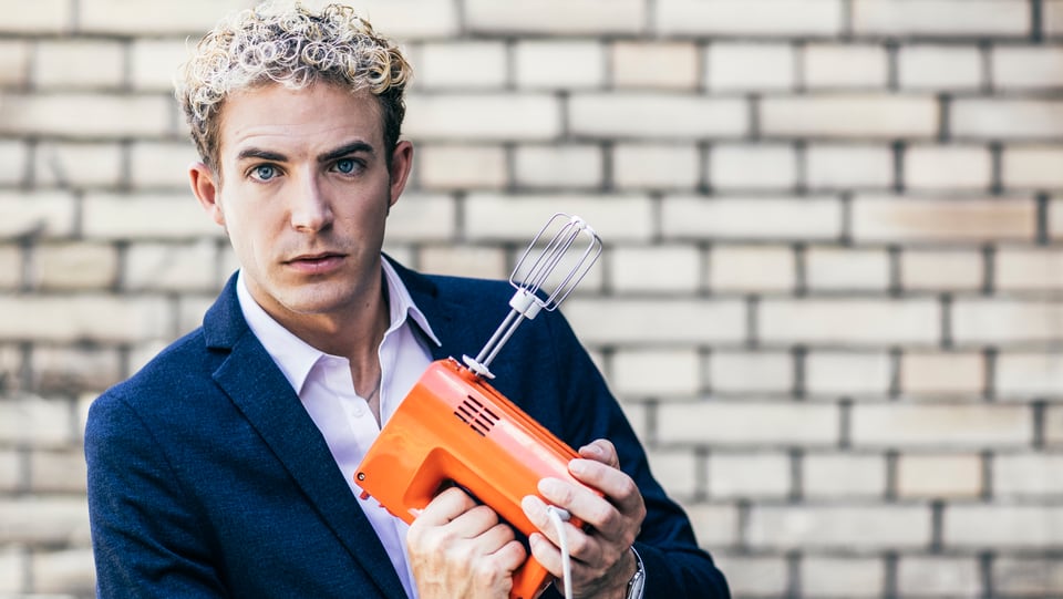 Premiere am Sonntagabend - Michael Elsener mixt Politik und Witz zu ...