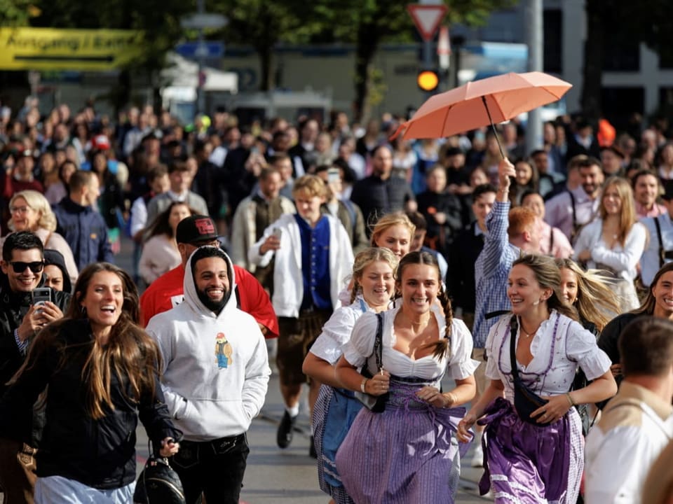 Nach zwei Jahren Pause - «O’zapft is»: 187. Münchner Oktoberfest ...