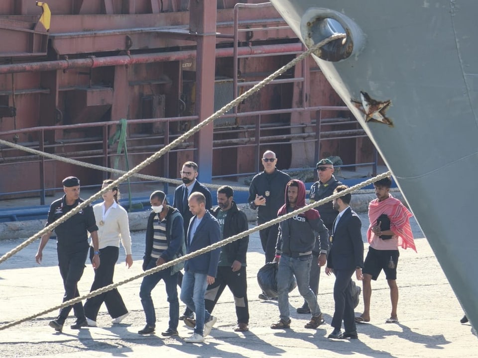 Italienische Flüchtlingslager - Erste Migranten aus Italien in Albanien ...