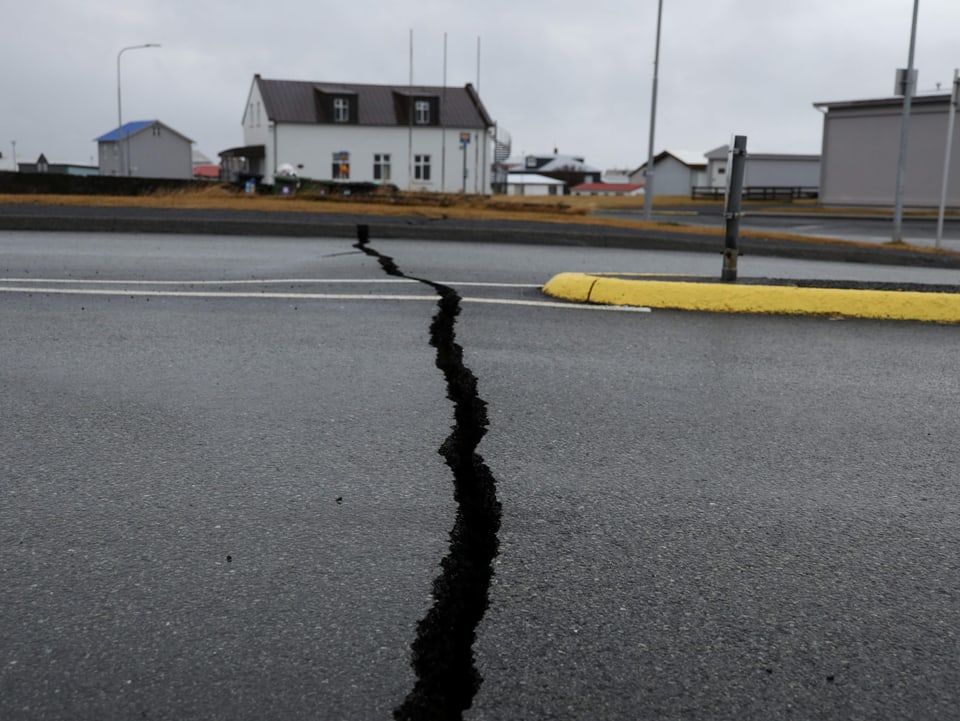 Magma-Kammern unverändert - Sorge vor Vulkanausbruch: Erneut Hunderte Erdbeben auf Island - News ...