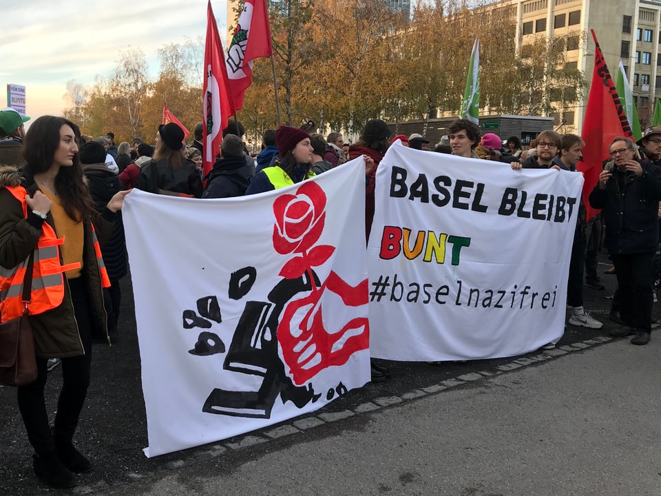 Mehrere Demos in Basel - Polizei trennt Rechte und Linke auf dem ...