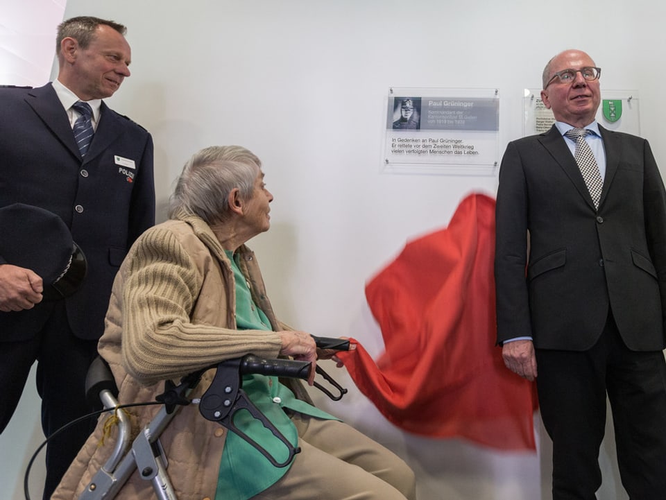 Ostschweiz - Späte Geste für den ehemaligen Kommandanten - News - SRF