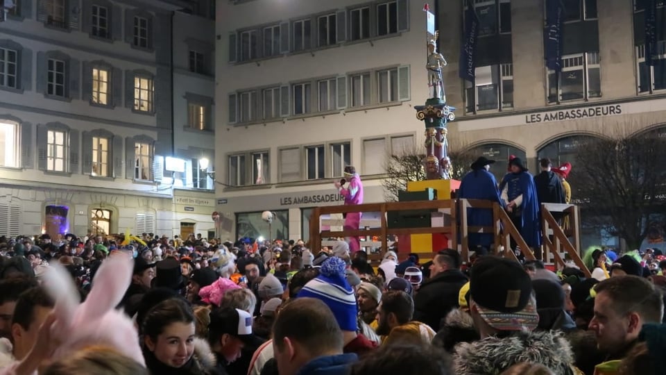 Tagwache um 5 Uhr - Tausende in Festlaune: Rekordaufmarsch an der ...