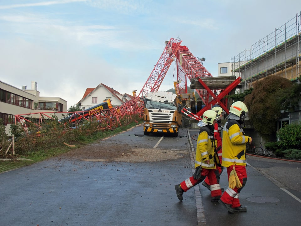 Zürich Schaffhausen - Vier Verletzte bei Kran-Unfall in Affoltern am ...