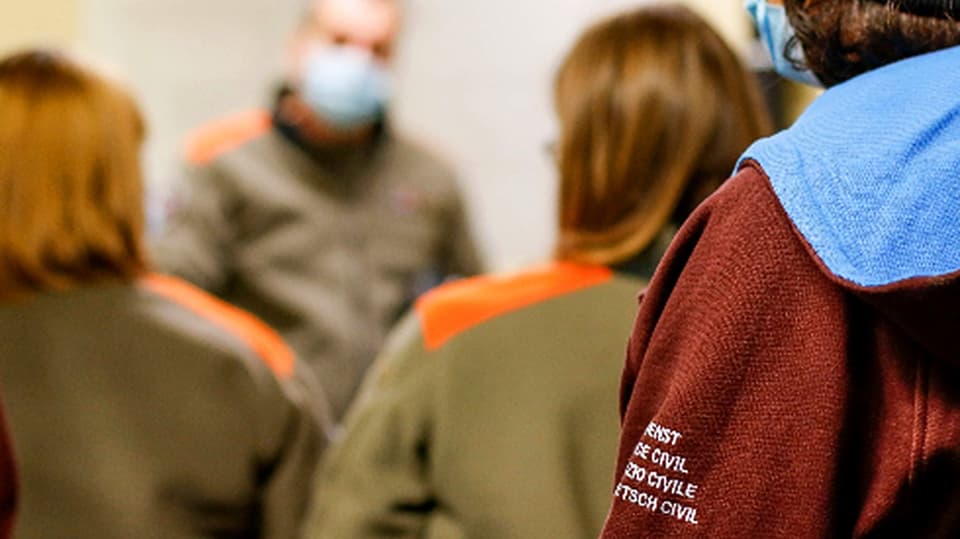 Pilotprojekt bei Dienstpflicht - In Graubünden lassen sich «Zivis» zu ...