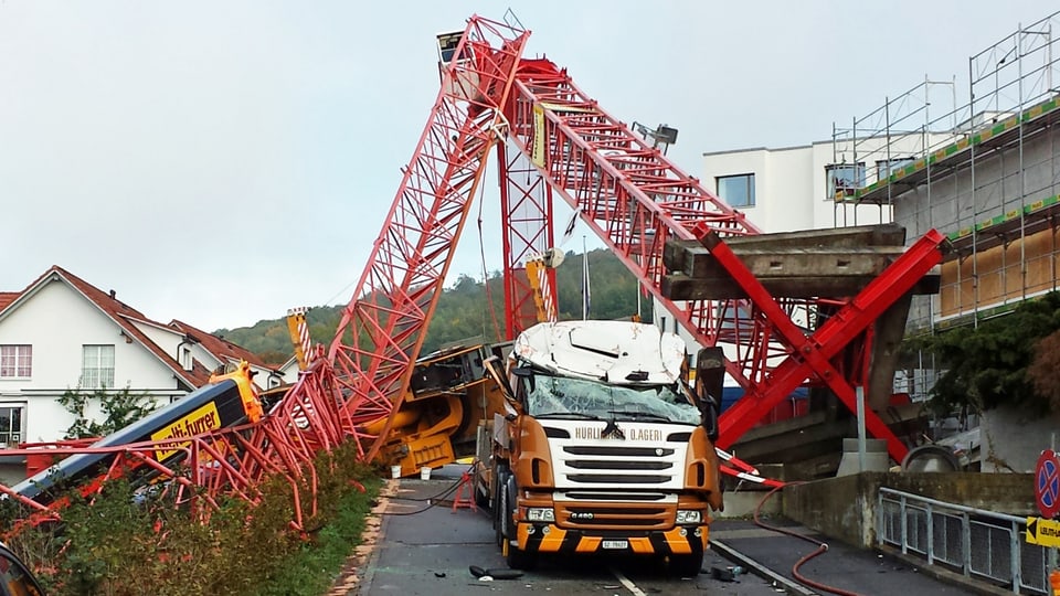 Zürich Schaffhausen - Vier Verletzte bei Kran-Unfall in Affoltern am ...