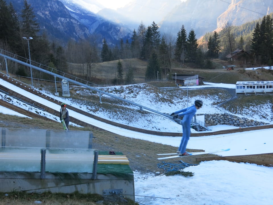Fast wie Fliegen - Sprungschanze in Kandersteg wird von Gross und Klein ...