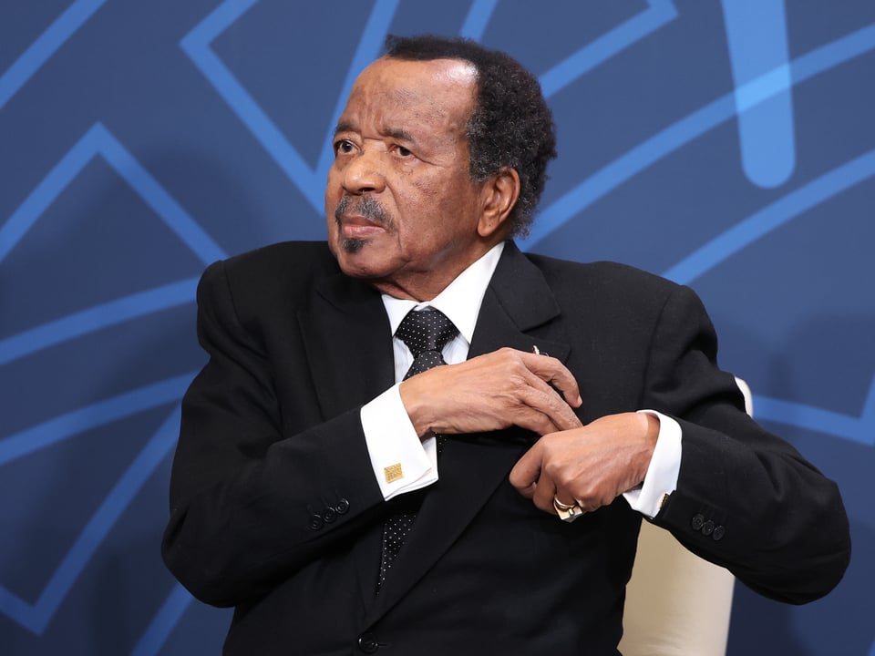 Kameruns Präsident Paul Biya taucht nach 49 Tagen wieder auf - News - SRF