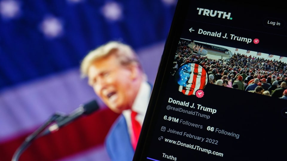 Truth Social: Warum bei Trumps Plattform der grosse Erfolg ausbleibt ...
