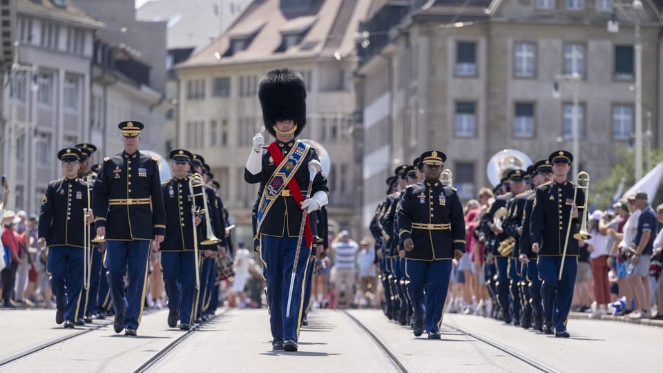 Basel Tattoo 2024: Mischung aus Militärmusik, Pop und Schlager - News - SRF