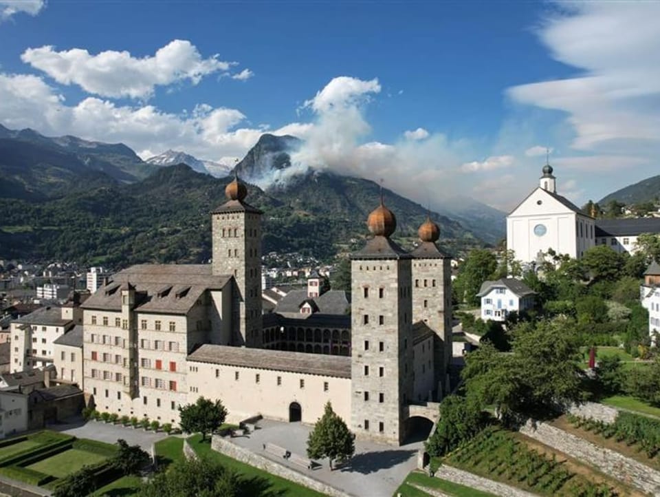Feuer im Oberwallis - Waldbrand in Bitsch VS weiterhin nicht unter ...