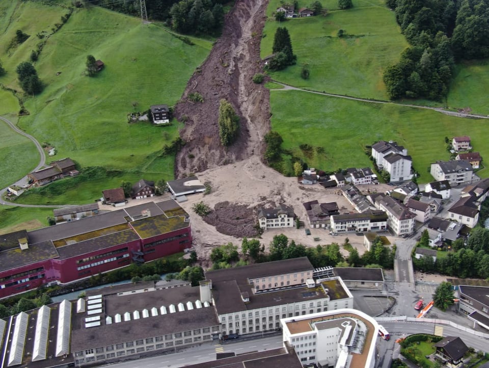 Nach Erdrutsch in Glarus - Evakuierte Bevölkerung von Schwanden kann vorerst nicht zurück - News ...