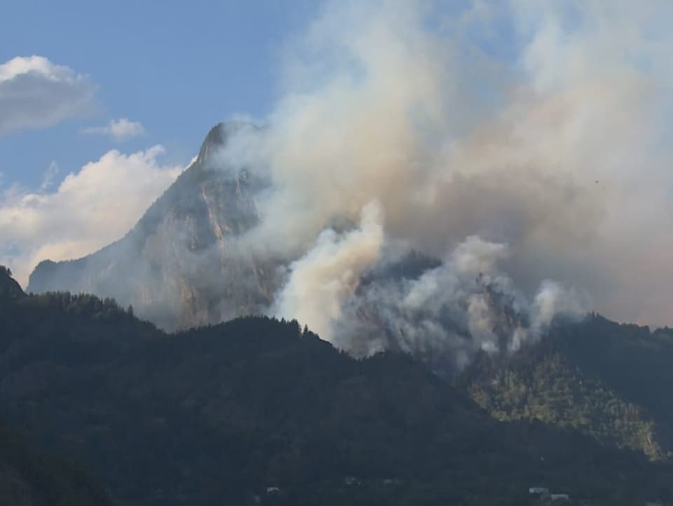 Feuer im Oberwallis - Waldbrand in Bitsch VS weiterhin nicht unter ...