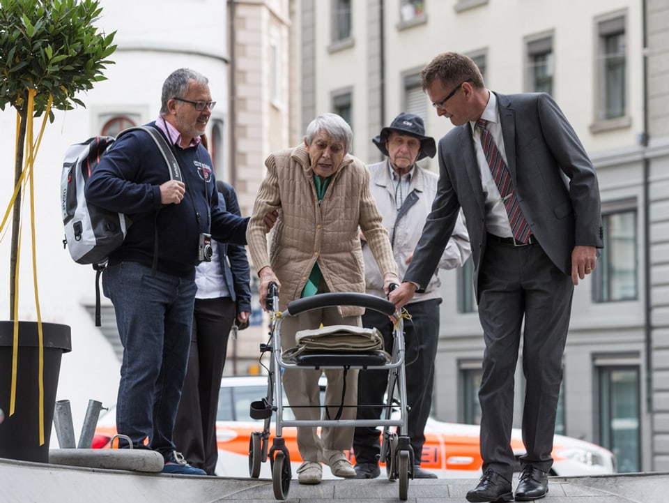 Ostschweiz - Späte Geste für den ehemaligen Kommandanten - News - SRF