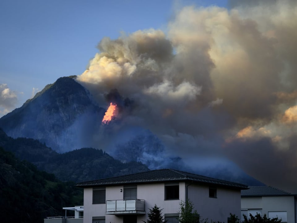 Feuer im Oberwallis - Waldbrand in Bitsch VS weiterhin nicht unter ...