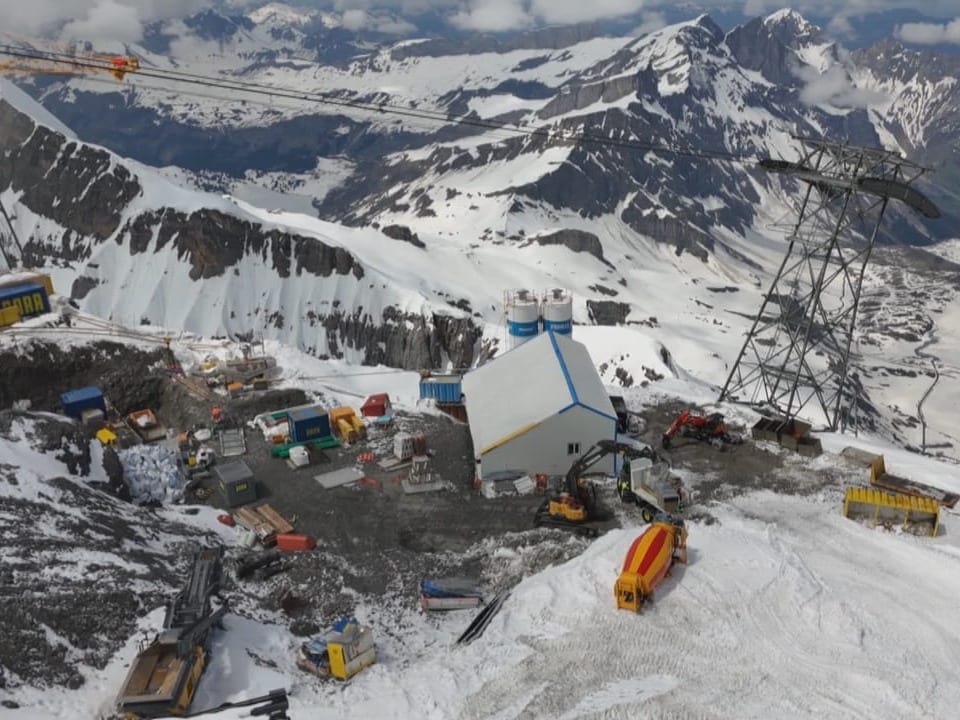Titlis-Bergstation: Bauarbeiter trotzen Schnee und Kälte - News - SRF