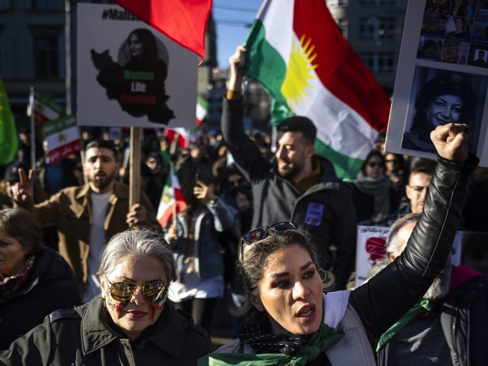 Protestaktion - Zürich: Tausende demonstrieren gegen Iran-Politik des ...