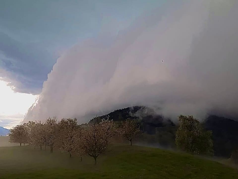 Spektakuläre Bilder - Kräftige Gewitter am Freitagabend - Meteo - SRF