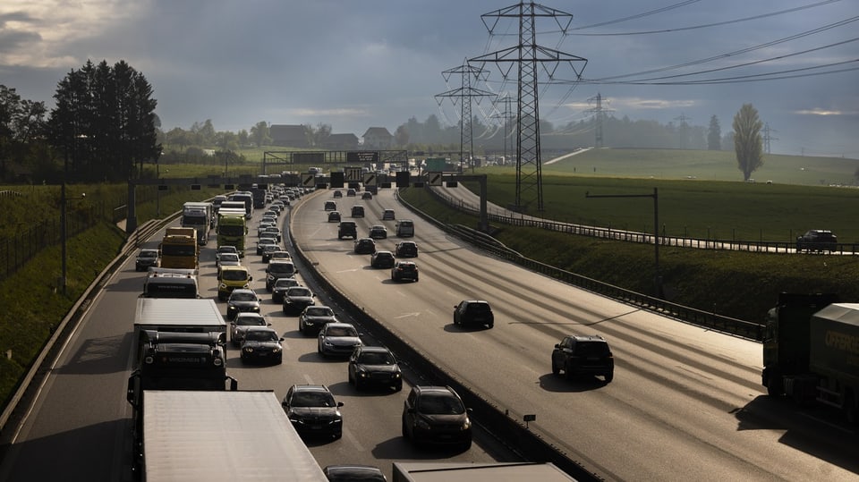 Strassenverkehr - Bundesrat unterstützt Ausbau der A1 auf sechs Spuren ...