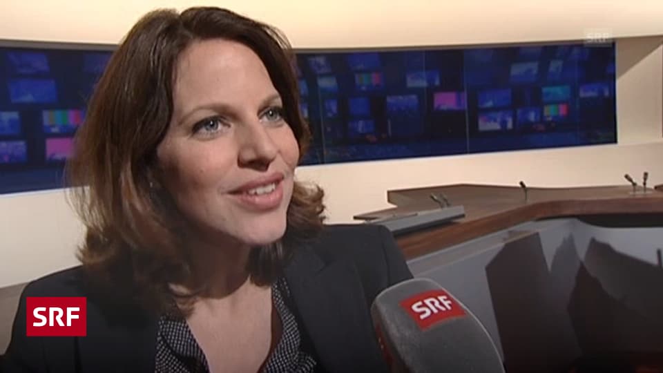 Schweiz - Andrea Vetsch versteckt ihren Bauch hinter Moderationskarten ...