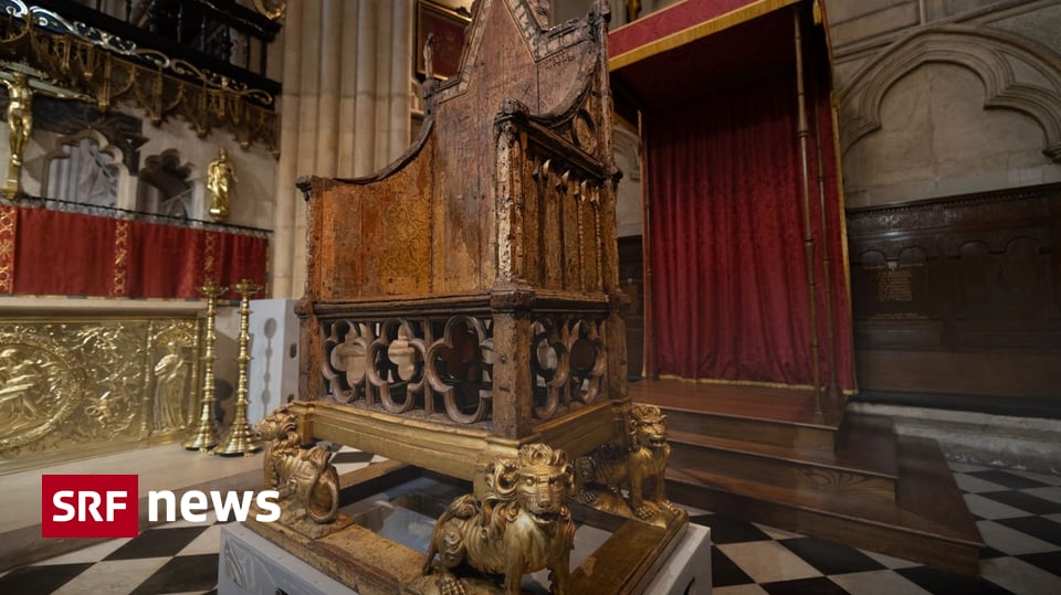 Britisches Königshaus - Historischer Thron wird für Krönung von Charles ...