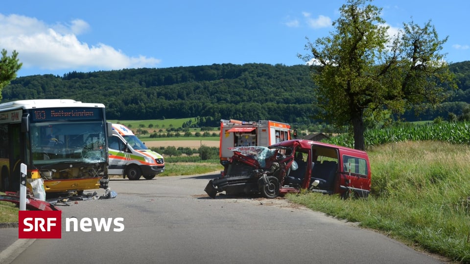 Basel Baselland - Unfall mit Postauto in Wenslingen - News - SRF