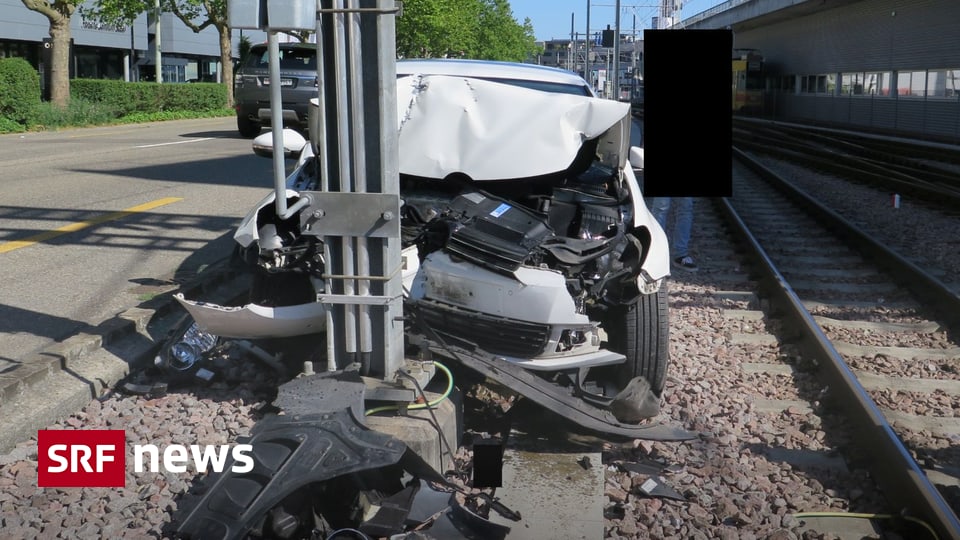Basel Baselland - Unfall in Münchenstein: Auto prallt in Leitungsmast ...