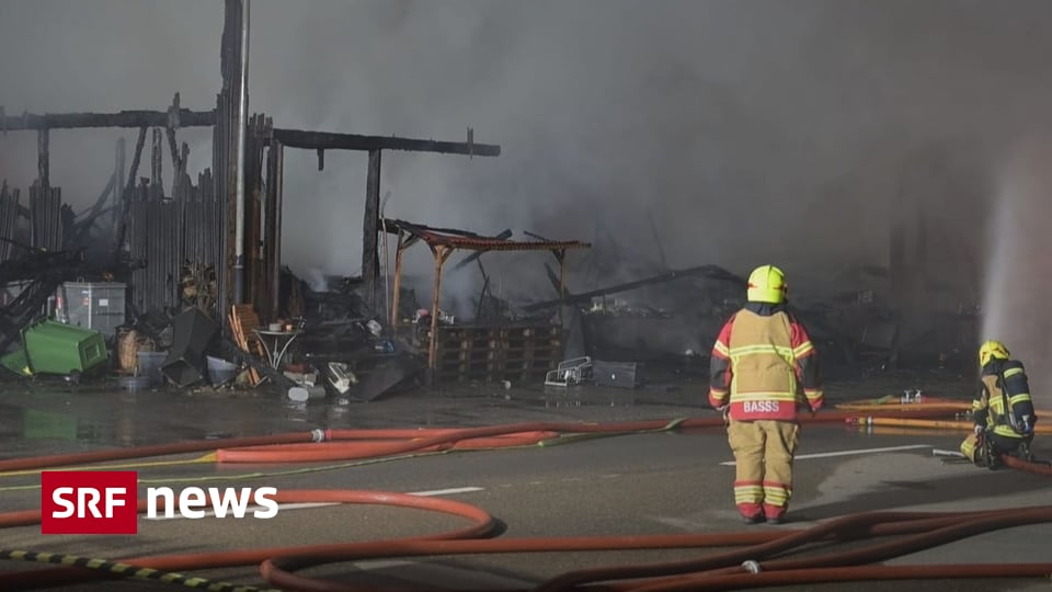 Studen BE: Grossbrand zerstört 30 Meter langes Brockenhaus - News - SRF