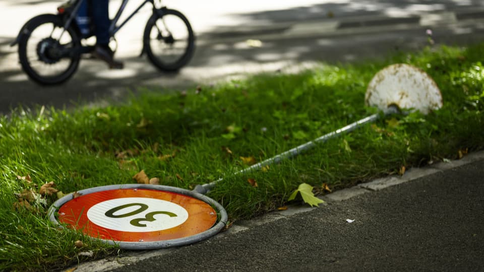 Zankapfel Tempo 30: Offener Brief an Bundesrat Rösti - Audio & Podcasts ...