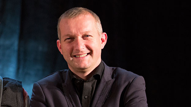 «Menschenwürdiges Fluchen» mit Simon Enzler - Zytlupe - SRF «Menschenwürdiges Fluchen» mit Simon Enzler - Zytlupe - SRF